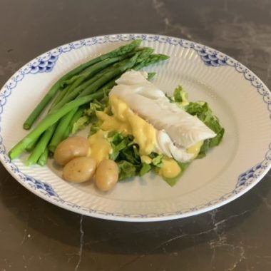 Thaiinspireret laks med rød karry, kokosmælk og friske grøntsager