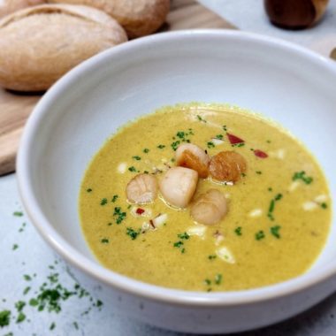 Karrysuppe med kammuslinger, en lækker forret med god smag.