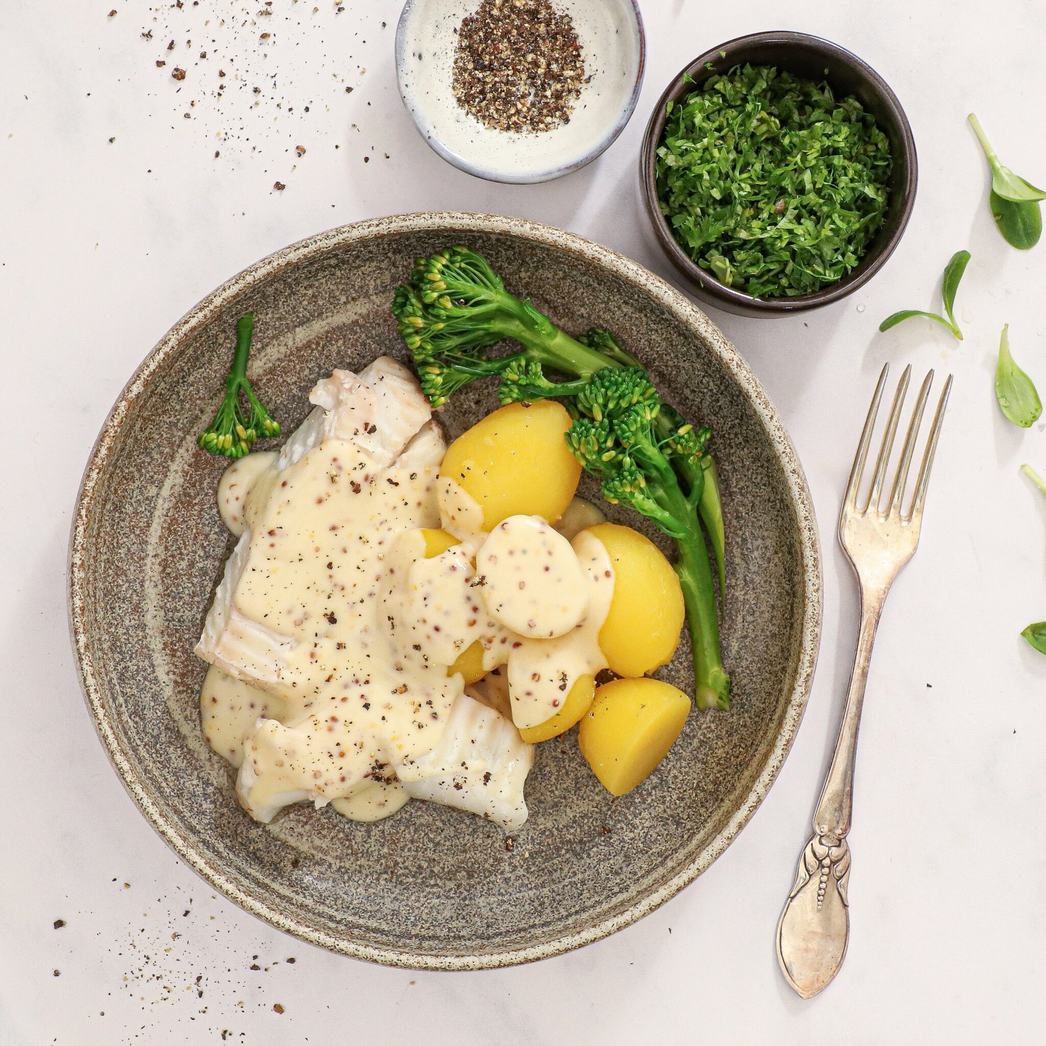 Kogt torsk med sennepssauce, en traditionel ret, især til nytåret